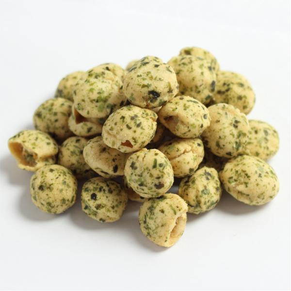 えんどう豆の豆菓子生地に、あおさをたっぷりと振りかけ、強めの塩加減で味付けをしました。豆菓子の生地は柔らかく口当たりの良いサクサクの仕上がりとなっています。一口食べるとあおさの香りがほんのりと口中に広がります。商品名：あおさピース1kg×2...