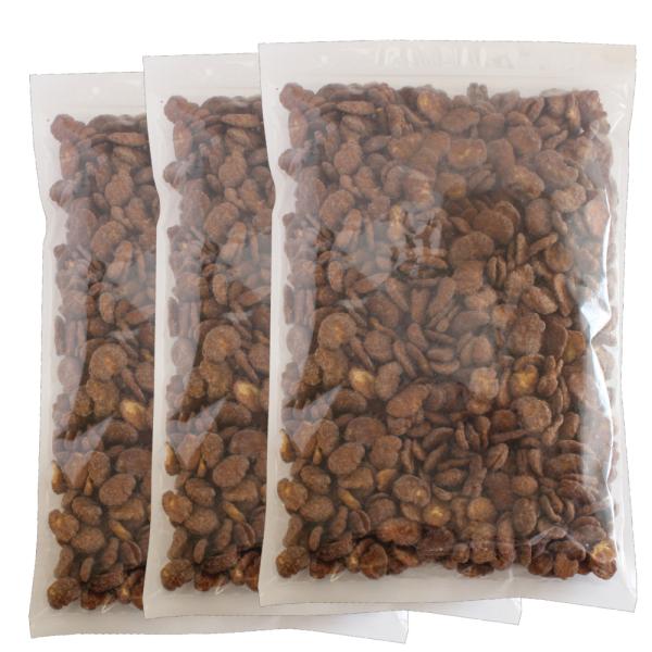 中心のソラマメにはフライして皮を剥いた大粒のオーストラリア産そら豆を使用しています。金平糖を製造する機械を使用し時間をかけて少量ずつ黒糖みつをかけ、金平糖の”ツノ”を作る要領で商品表面の凹凸を作っています。そら豆のコクのある味と黒糖の深みの...