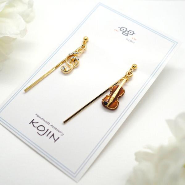 KOJIN　　[音楽シリーズ]　楽器と音符のゆれるイヤリング＜上品・華やか・綺麗め＞×＜音楽＞をテーマにした大人かわいいアクセサリー左右アシンメトリーのデザインです。サイズ　：　最大長さ約４~５cm金具　：　真鍮・ネジバネ式・上カン3mmバ...