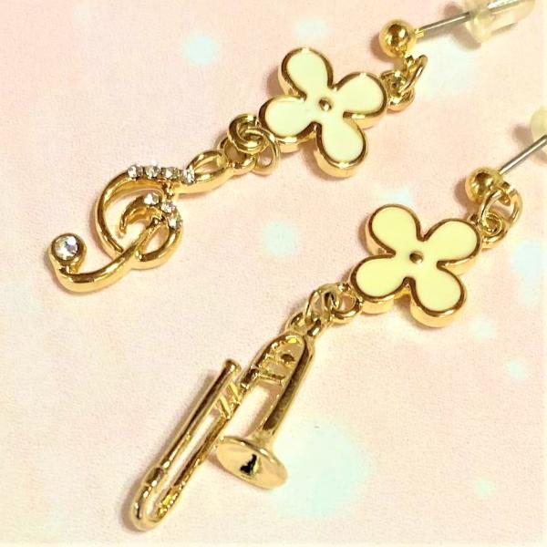 KOJIN　　[音楽シリーズ]　楽器と音符のゆれるピアス＜上品・華やか・綺麗め＞×＜音楽＞をテーマにした大人かわいいアクセサリー楽器とお花とト音記号左右アシンメトリーのデザインです。サイズ　：　最大長さ約４~５cm金具　：　チタン・カン付き...