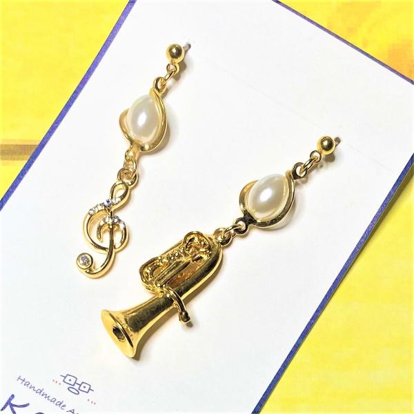 KOJIN　　[音楽シリーズ]　楽器とト音記号のゆれるピアス＜上品・華やか・綺麗め＞×＜音楽＞をテーマにした大人かわいいアクセサリー左右アシンメトリーのデザインです。サイズ　：　最大長さ約４.5cm記念日/デート/プレゼント/吹奏楽オーケス...