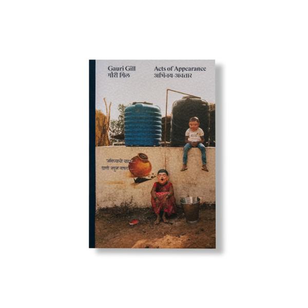 ニューデリーを拠点に活動するインド人フォトグラファー、ガウリ・ギル（Gauri Gill）の作品集。こちらの商品は店頭併売商品につき、品切れの場合にはご注文をキャンセルとさせていただく場合がございます。ご了承ください。