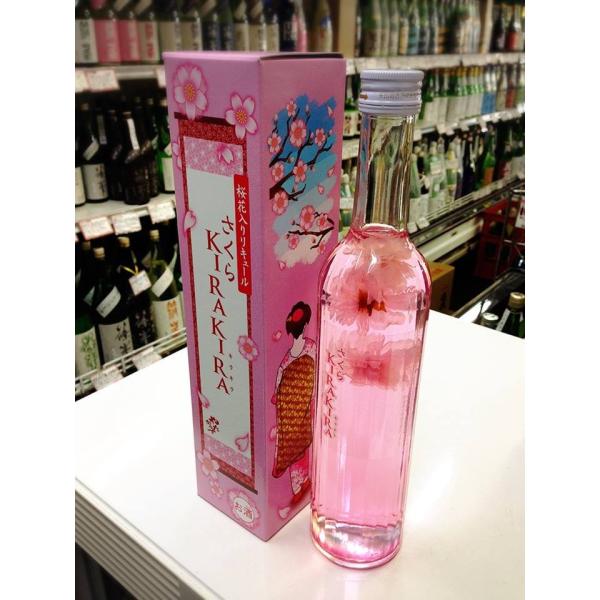 桜の花が３個も入ってます。ひと目千本と詠われた桜の名所より、天然の桜花を浮かべたリキュールです。甘酸っぱく、飲みやすい焼酎ベースのリキュールです。贈り物にパーティーにお試し下さい。原材料名：本格麦焼酎　果糖　桜花　クエン酸　桜葉抽出エキス　...