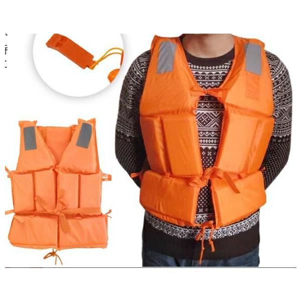 川遊びや水遊び時にはライフジャケットの着用が安心！【簡易救命胴衣】 全体に高密度の厚い発泡ポリエチレンが充填されたジャケットは浮力が高い。 胴体をしっかりホールドするベストタイプのライフジャケットは三本紐仕様で、しっかりとウエストを締めこみ...