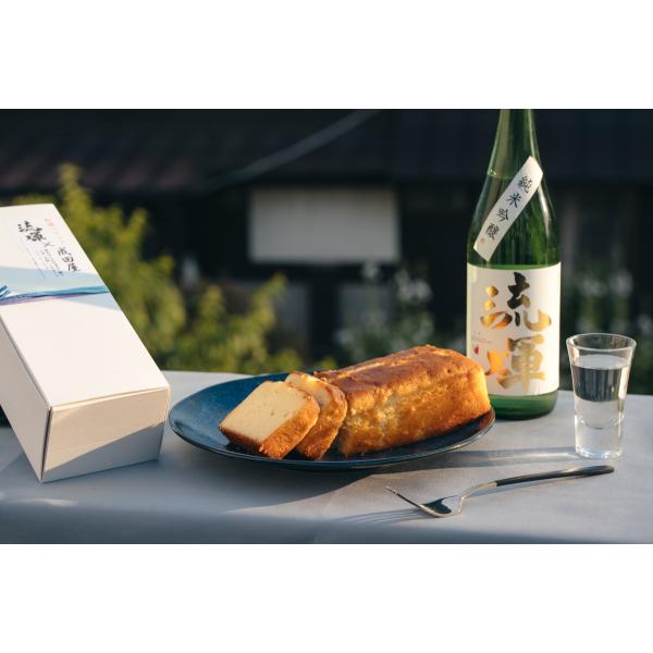 成田屋と藤岡市にある酒蔵、松屋酒造とのコラボ商品。松屋酒造さんの醸す特別な日本酒「純米吟醸 流輝」を贅沢に含ませたパウンドケーキです。バターの香味とフレッシュな日本酒がマリアージュ。すぅ〜っとした口どけも特徴です。油脂はバターのみを使用。手...