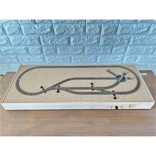 このレイアウトベースのプランは、伝説的な日本のナローゲージレイアウトにインスパイアされ製作しました。改良を加えたオリジナルのターンテーブルは、極性逆転スイッチ付きでなめらかに動き、乗り降りもスムーズに行えます。ターンテーブルはジオラマ工作の...