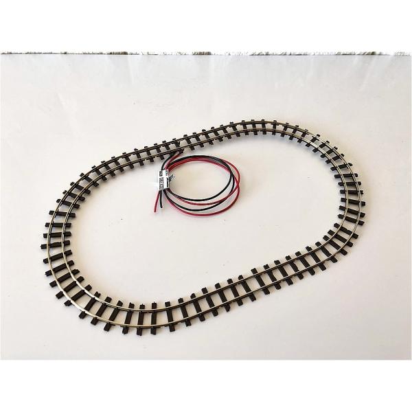 PECOのSL-400を半径65mmの小判型に曲げて、フィーダー線をハンダしました。お好きなベースに置いて、フィーダー線をお手持ちのパワーパックと接続するだけでカンタンに楽しめます。犬釘部分を傷めないように注意しながらフレキシブルレールから...