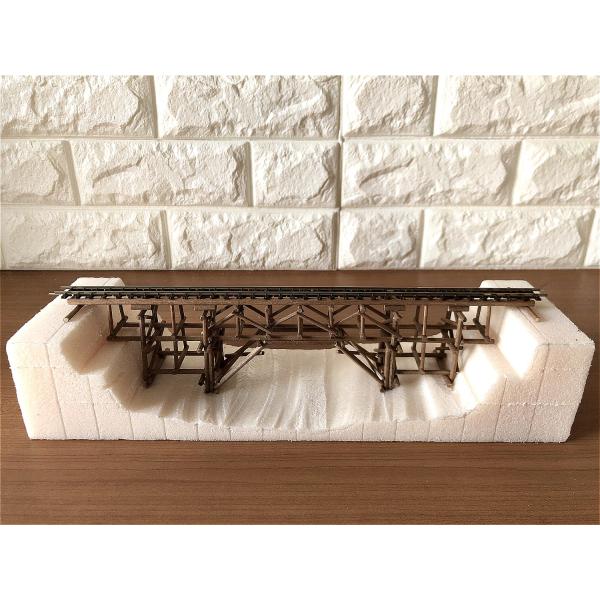 かつて森林鉄道で見られた実物をモチーフに、土木エンジニア監修で手作りした木橋です。キットではなく完成品で、当店レイアウトベースに組み込まれている木橋と同品です。実物に近い雰囲気で、縮尺もできるだけ忠実に再現しています。レイアウト組み込みだけ...