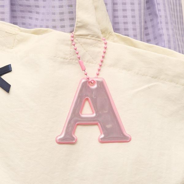 ■トドラー■車などの光を反射するリフレクター素材で暗い中でも安心のチャーム。アルファベットモチーフで個性を演出しつつ、お子さまの通園・通学を安心サポートします。ランドセルやバッグに簡単に取り付けられるボールチェーン仕様。推しのイニシャルを選...