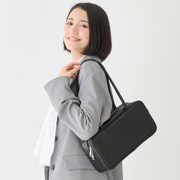 ■大人■スタイリッシュなフォルムに仕上げたレザー調のボストンバッグです。内側には小物を入れられるポケットがついています。持ち手が長めになっており、韓国っぽい肩掛けスタイルもおすすめ。≪重さ≫F／約267g＊Mom &amp; Kids＊ お...