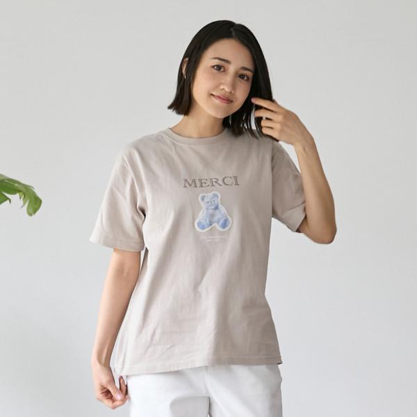 ■大人■繊細なタッチで描かれたモチーフのアップリケが目を引く半袖Tシャツです。フランス語でありがとうを意味する「MERCI」のロゴが刺しゅうされています。ひんやりと感じる接触冷感加工をほどこしており、暑い時期のコーディネートにおすすめです。...