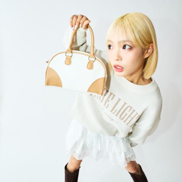 ■ジュニア■フロントのさりげないエンボスロゴが魅力的なボストンバッグです。ハンドルとショルダーベルトの両方を備えており、コーデに合わせて使い分けできます。小物の収納に便利な内ポケットつきなのもポイント。持ち運びしやすいサイズ感で、幅広いシー...