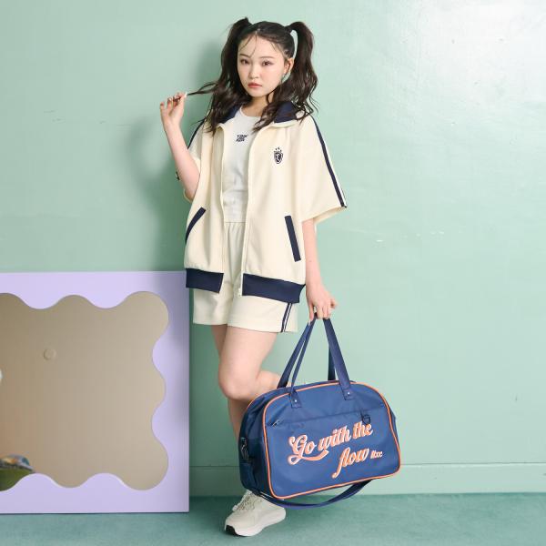 ■ジュニア■1泊2日分の荷物をしっかりと入れられるボストンバッグです。ナイロン素材でカジュアルなデザインに仕上げました。パイピングとロゴが配色になっているのもポイント。フロントにはファスナー仕様の大きなポケットを備えています。内側のポケット...