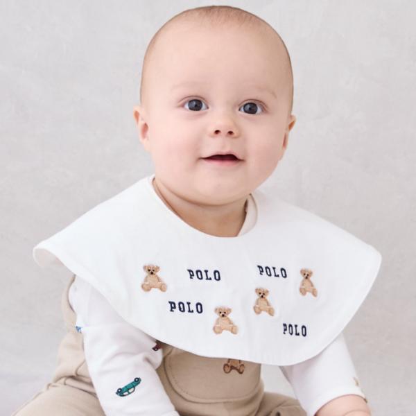 ■ベビー■ブランド定番のモチーフを総柄であしらった可愛らしいスタイです。やわらかな肌触りで速乾性が高く、デイリーユースに活躍します。スナップボタン仕様なので簡単につけ外しができるのもうれしいポイント。コーディネートに馴染みやすいベーシックな...