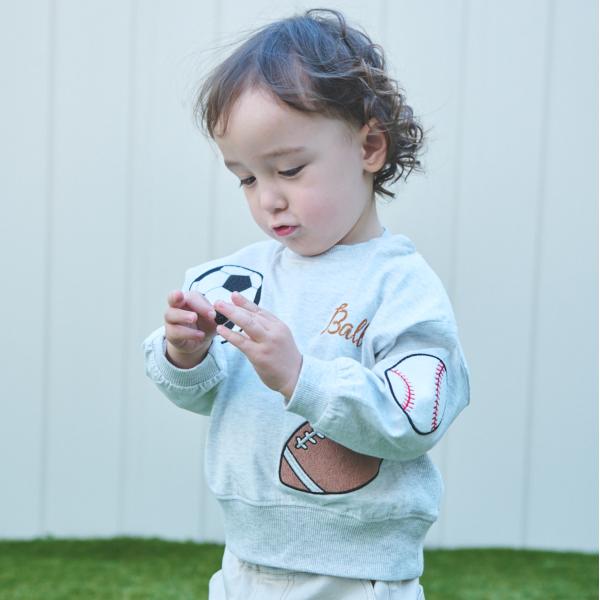 ■トドラー■スポーツをテーマにしたアップリケが特徴的な長袖Tシャツです。落ち着いたベースカラーにさまざまなボールをプラスしました。やわらかな綿100％素材を使用しており、長時間の着用も快適。柄物からシンプルなボトムスまで幅広いアイテムとマッ...