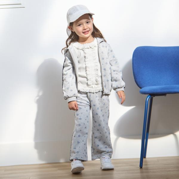 ■トドラー■お花がちりばめられた総柄のスウェットパンツです。サイドにあしらったレースのラインデザインで女の子らしいスポーティー感をプラス。ウエストは着脱しやすい総ゴム仕様なので、お着替えもラクラクです。花粉がつきにくく落ちやすい加工をほどこ...