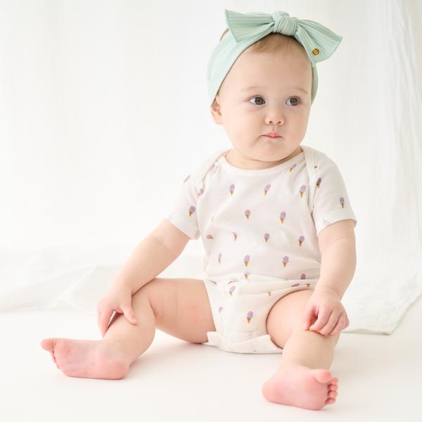 ■ベビー■普段使いに重宝する、やさしいカラーリングのボディースーツです。女の子らしいモチーフの総柄と針抜きデザインのセットでご用意しました。股部分にスナップボタンをほどこし、オムツ替えやお着替えしやすいのも魅力。生地を弱酸性に保ち、外部の刺...