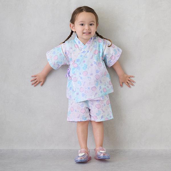 ■トドラー■シーズンムードを盛り上げる総柄デザインが魅力の甚平です。どちらもやさしいタッチで繊細に表現しました。上下別々のセパレートタイプで着心地が良く、お着替えの際にも便利。パンツのウエストは窮屈せず、ゆったりとしたゴム仕様です。内側にお...