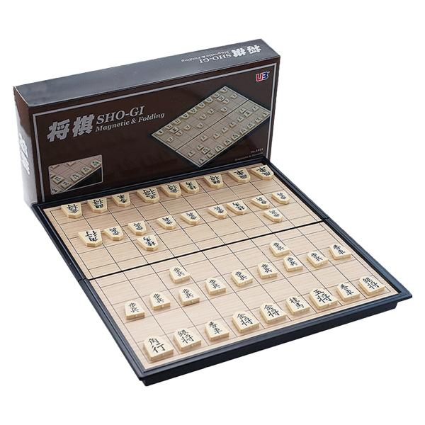 【 商 品 説 明 】 〇ボードゲームの定番 頭脳戦である将棋は柔軟な思考力が鍛えられ、 小さなお子様からお年寄りまで、 みんなで楽しむことができます。  〇スマートな持ち運び 折り畳み式で中に駒を収納できるので、 旅行やお出かけに、気軽に...