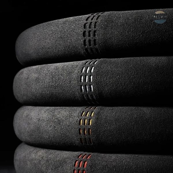 ステアリングホイールカバー 超薄型 滑り止め D字型 ラウンド 通気性 吸汗性 スエードカバー オールシーズン対応