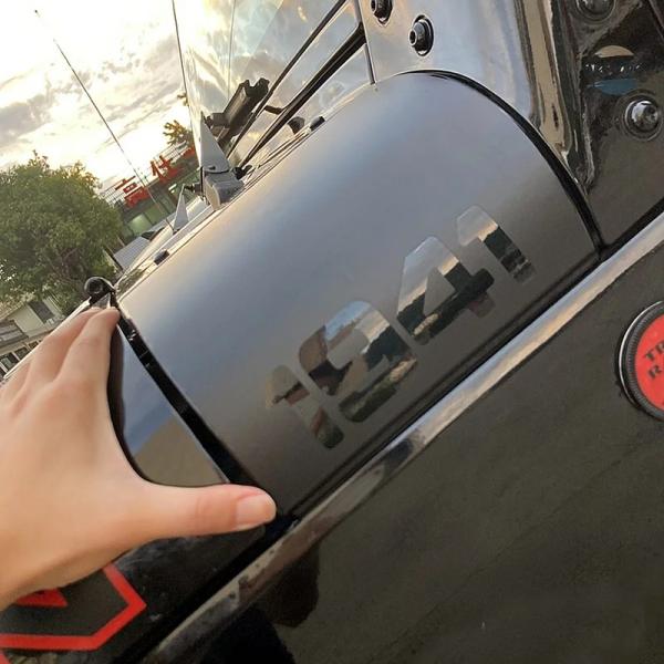 マットブラックエンジンフードサイド1941ステッカープレカットブラックアウトビニールデカールジープラングラーJK 2007-2017 4ドア 2ドア用ペア