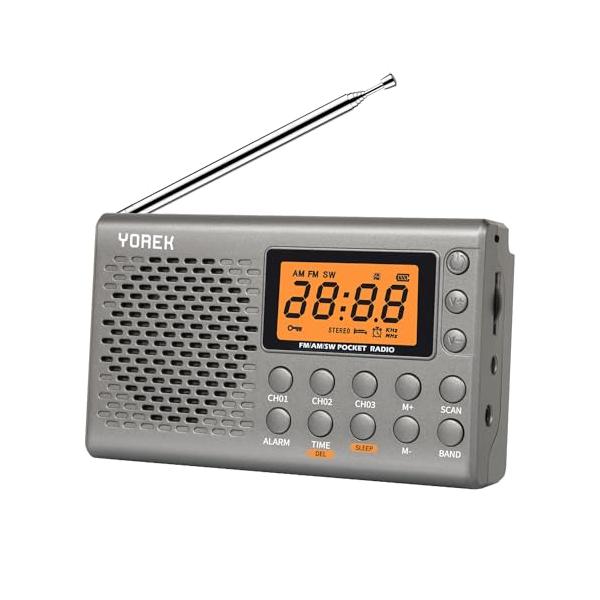 グレー色/-/YK-M03 GREY・Color:グレー色・高感度受信＆大文字表示：高性能DSPデジタルチューナー搭載のFM/AM/SW3バンド小型ポータブルラジオです。360度回転FM/AMロッドアンテナとAMアンテナを搭載しております、...