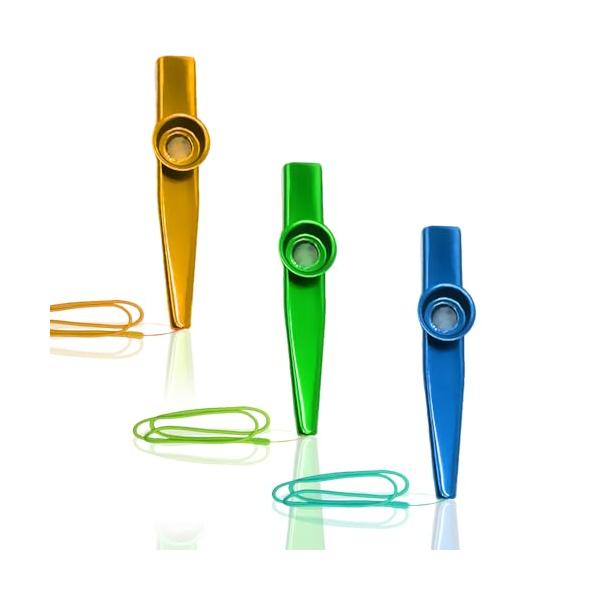 ブルー ゴールド 緑/-/KD44200・パッケージ個数:3・1. ユニークな楽器としての魅力 カズーは小さくても独特な管楽器で、ハミングを通じて振動膜が音を変化させます。歌えるなら誰でも簡単に演奏でき、音楽経験がなくても楽しめるユニークな...