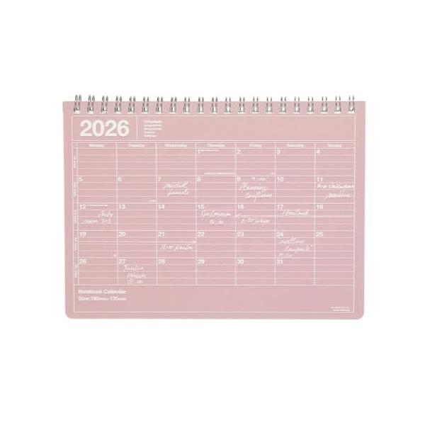 ピンク/-/-・Color:ピンク・高級画用紙を使った書き味の良さが魅力的で、持ち運びもしやすい便利でコンパクトな人気の「ノートブックカレンダー」。2026年版では、人気のベーシックカラーをはじめ、さわやかな新色のブルーやイエローなど全10...