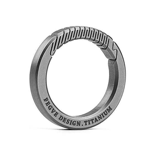 デザイングレー/L-外径36mm/L/-・Color:グレー/L-外径36mm・パッケージ個数:1・[高品質なチタン素材]「軽量」で「高い強度」を持ち、海水にさらしても「錆びにくい」特性を持つ高性能な金属チタンを使用したカラビナ・キーリング...