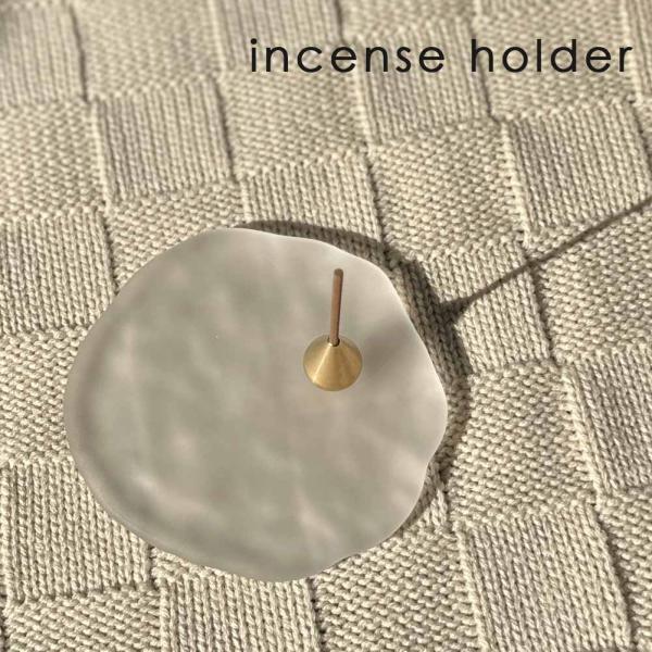 本体サイズ直径：約10.5cm/高さ：約1cm素材／材質ガラス商品説明繊細なデザインと透明感のあるガラスの本体と、重厚感のあるゴールドのインセンススティック入れを自由に組合せてご注文いただけるセット商品です。・お香立て・インセンスホルダーと...