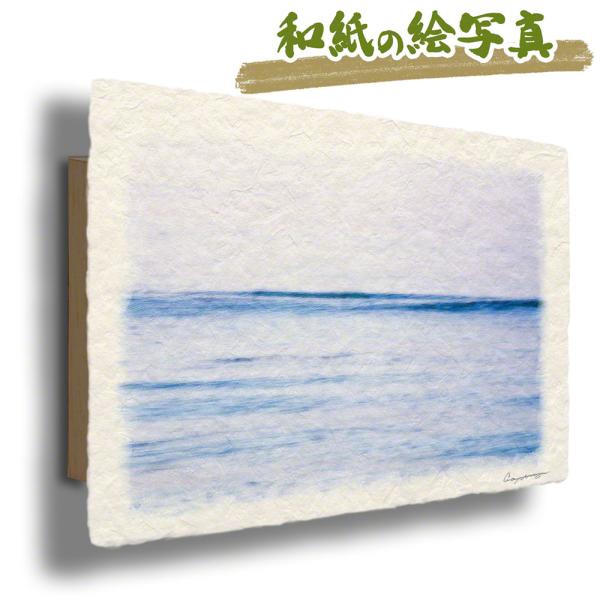思わず触りたくなる和紙の質感。近くから見ると絵画のような、遠くから見ると写真のような、他には無い和紙の絵写真です。作家自ら撮影した風景写真に、手書き調のグラフィック処理を施し、そのデジタル原版を手すき和紙にプリントしたジークレー版画です。作...