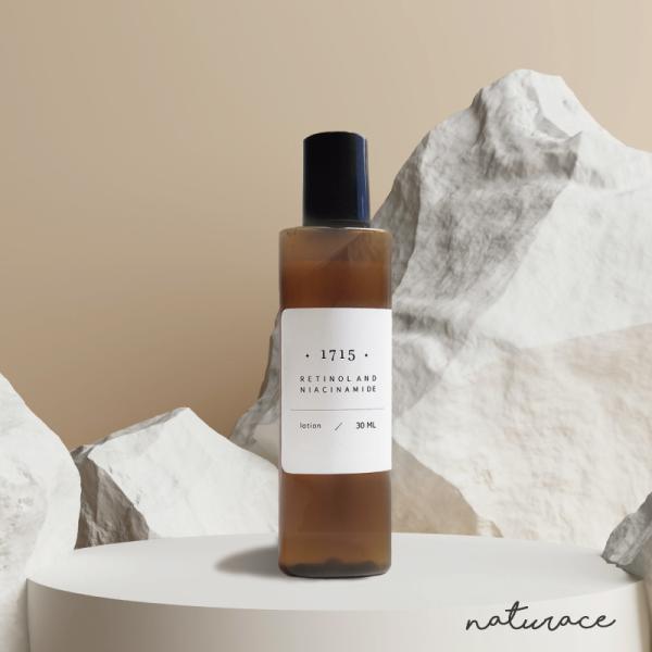 年齢サインをケアする為のカギとなる成分＜レチノール＞だけでなく、美肌へ導くパンテノール・ナイアシンアミド・ビタミンC誘導体・ビタミンE・ヒアルロン酸などを配合した贅沢なレチノールスキンケアシリーズ全成分： 水、１，２−ヘキサンジオール、レチ...