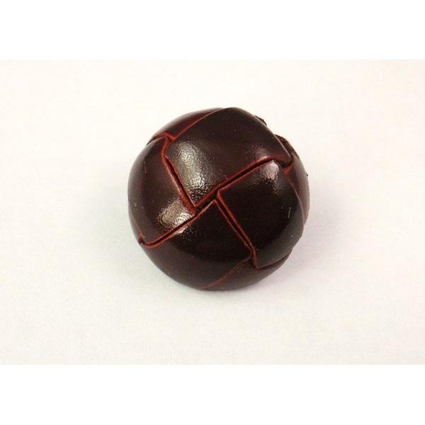 革ボタン 皮ボタン 15mm最高級の皮ボタンです。オーソドックスな、バスケットボール型ツヤを出すことにより、非常に洗練されたボタンになりました。革ボタンの足には、高級な金属足を使用し、品質面、付け替え時作業の効率、耐久面全てにおいて、皮足よ...