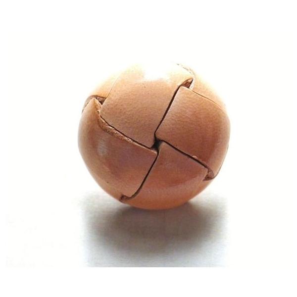 革ボタン　皮ボタン 23mm最高級の皮革ボタンです。オーソドックスな、バスケットボール型コートの前ボタンに最適な23mmツヤを出すことにより、非常に洗練されたボタンになりました。ボタンの足には、高級な金属足を使用し、品質面、付け替え時作業の...