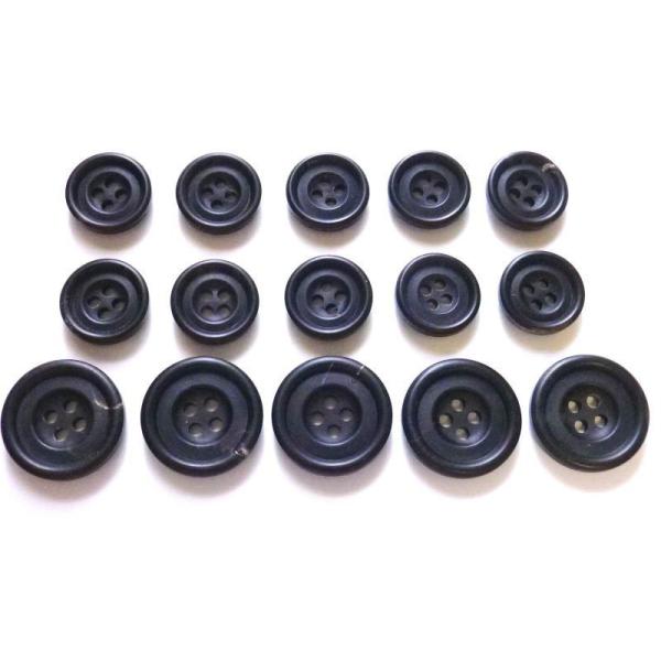 本水牛ボタンのスーツ1着分付け替えセットです。直径15mm10個と20mm5個シックなツヤ消し加工の黒色水牛ボタンです。スーツやジャケット水牛ボタン1着分あります。 何にでも合う、スーツ、ジャケット釦の水牛ボタン定番型です。（二重たらい型と...