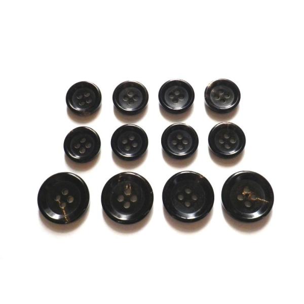 本水牛ボタンのスーツ付け替えボタンセットです。直径15mm8個と20mm4個No.540　漆黒本水牛ボタン、ツヤ有りの黒ですスーツにピッタリの形状です。前身が20mm 　　袖、パンツが15mmが基本です。スーツやジャケット1着分あります。ツ...