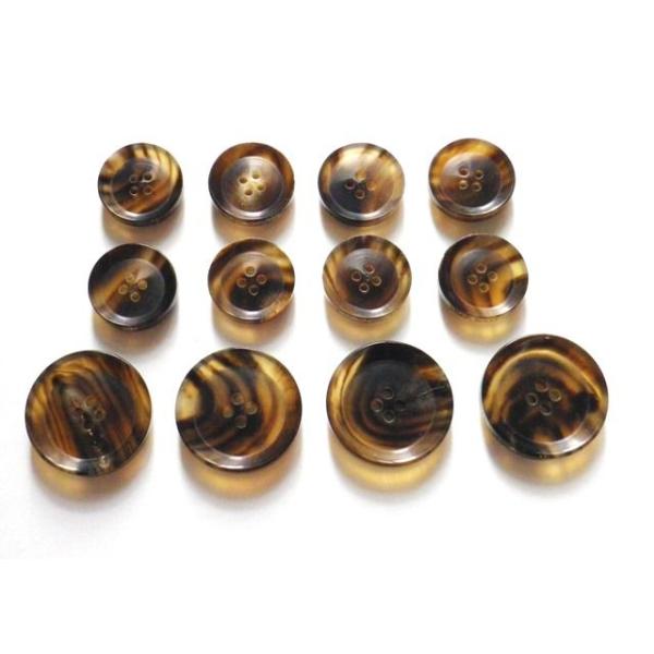 本水牛ボタン　スーツ1着分です。水牛ボタンのフチが細く、穴の間隔、穴径も細い、イタリアモデルに仕上げました。さらに、今イタリアのスーツで流行している、14mm と 19mm で作りました。スーツのボタンを変えるだけで、最先端のイタリアスーツ...