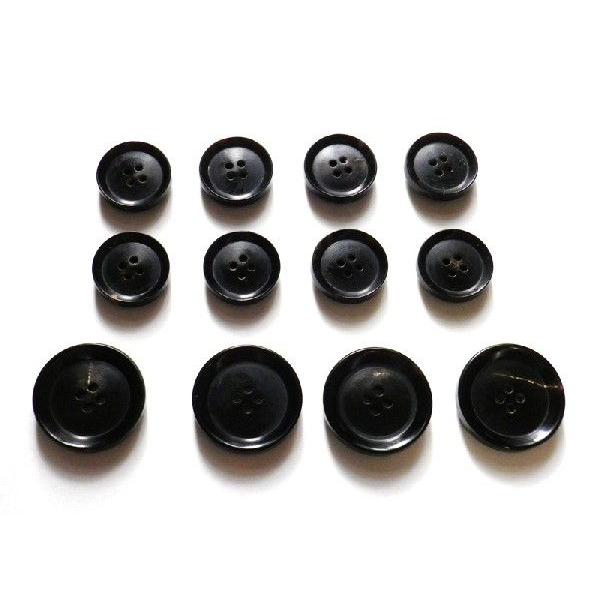 本水牛ボタン　スーツ1着分付け替え用です。水牛ボタンのフチが細く、穴の間隔、穴径も細い、イタリアモデルに仕上げました。さらに、今イタリアのスーツで流行している、14mm  19mm で作りました。スーツのボタンを変えるだけで、最先端のイタリ...