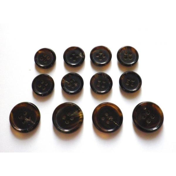 本水牛ボタンのセットです。直径15mm8個と20mm4個のNo.580　DBR　濃い茶色この型は、よくスーツに使われている万能型水牛ボタンです。前身は20mm・袖、パンツのボタンは15mmが基本です。スーツやジャケット1着分あります。 大変...