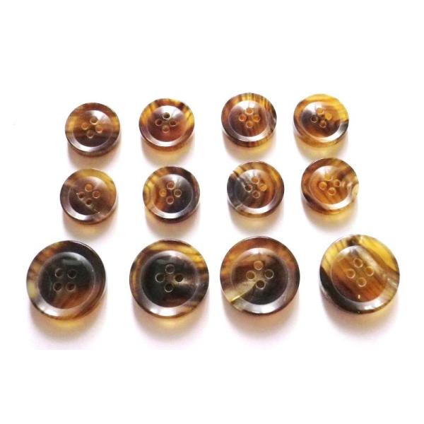 本水牛ボタンのスーツセットです。直径15mm8個と20mm4個前身の水牛ボタンは20mm 　袖、パンツの水牛ボタンは15mmが基本です。No.620-1　MB　茶色この型は、サイドの部分にエッジを利かせ、シャープで、都会的なイメージに仕上げ...