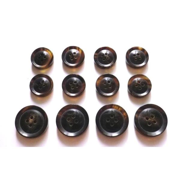 本水牛ボタンのスーツセットです。直径15mm8個と20mm4個前身の水牛ボタンは20mm 　袖、パンツの水牛ボタンは15mmが基本です。No.620-1　DMB　濃い茶色この型は、サイドの部分にエッジを利かせ、シャープで、都会的なイメージに...