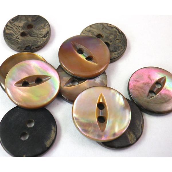 素材：茶蝶貝 貝ボタン型:猫目 ネコ目 ねこ目 キャッツアイ 2穴大きさ：9mm,10mm,11.5mm,13mm,15mm個数:1個入り,10個セットラフなシャツにピッタリの可愛い茶蝶貝ボタンです。キャツアイ、ネコ目型の貝ボタン。釦工房の...