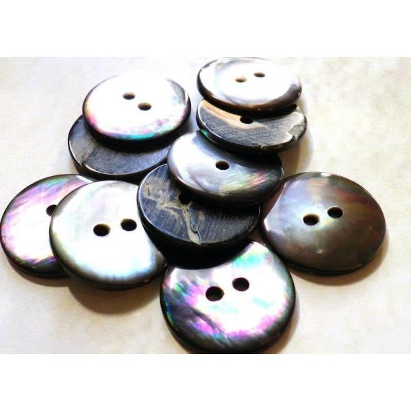 素材：貝ボタン・黒蝶貝サイズ：9mm・10mm・11.5mm・13mm・15mm個数：10個セット黒蝶貝Black Mother of Pearl Shell ボタンです。最高級の本黒蝶貝を使用したの定番の優しい丸い形状のボウズ型です。ボウ...