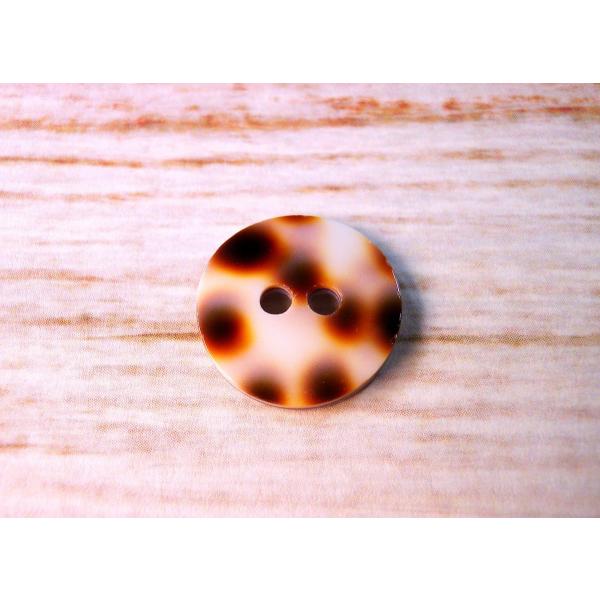 非常に珍しい宝貝で作ったヒョウ柄の貝ボタン 宝貝の貝殻は陶磁器のような滑らかな表面と光沢を持つ大変綺麗な艶が特徴です。 昔からこの宝貝は、貨幣（貝貨）として何世紀にもわたり使用されており、繁栄、生誕、富などのとされ、お守りとしても使われたり...