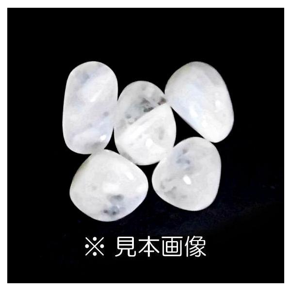 ＜タンブル＞タンブルはパワーストーンの原石を川の小石の様に角がない状態に磨き上げたものを言います。クリスタルヒーリングや握り石、お守りとして持ち歩いたりするのも良いと思います。是非気に入ったストーンをお守りにしましょう♪【表記サイズ】　SＳ...