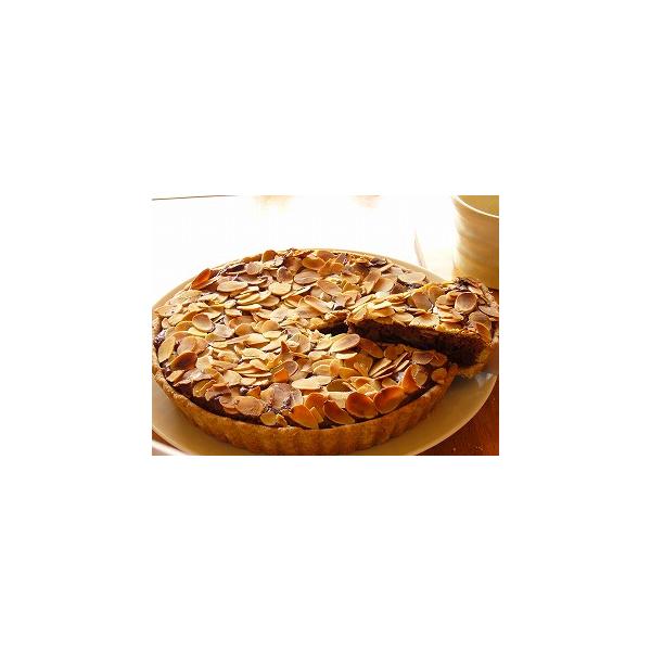 オーガニックココア＆アーモンドをたっぷり使ったタルトです。パリパリとしたアーモンド、ふんわりとしたアーモンドの生地、サクッとしたタルト生地の三重奏が楽しめます。さっぱりとした甘さで植物性の材料のみを使っているのでアレルギーやマクロビオティッ...