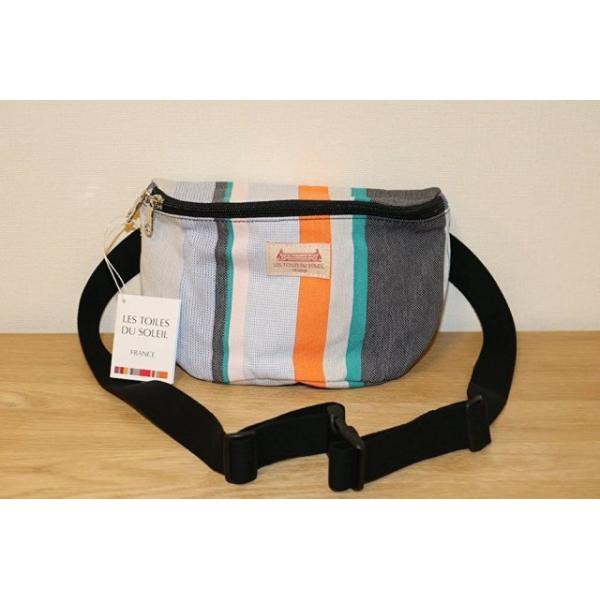 レ・トワール・デュ・ソレイユ人気生地を使ったおしゃれなウエストポーチ。背面にはチャック付きポケットには、海外旅行時などにパスポートなどをいれておけるから安心して旅ができますね。女性にも男性にもちょうど良いサイズ感です。 ※生地の裁断の都合上...