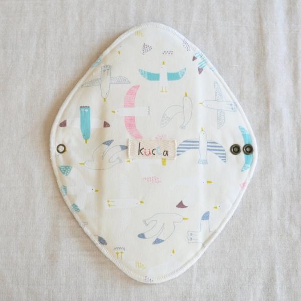 【kucca】とはkucca(クッカ)とは、店主のモロイ氏が自身の妊娠、出産、育児を通して、実際にしようする赤ちゃんとママの気持ちになって企画、制作された布おむつブランドから生まれた、布ナプキンシリーズ。不快感による肌ストレスや、石油系ポリ...
