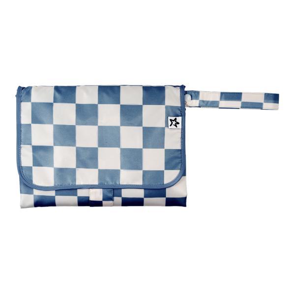 おむつ替えにこれひとつ！おむつ替えマット×おむつポーチの2wayアイテムが登場。収納もたっぷりで、おむつやおしりふき、ごみ袋、着替えなど…かさばるものをひとまとめ！他にもこんな機能があります！・ふんわりクッション入り・濡れても安心、防水加工...