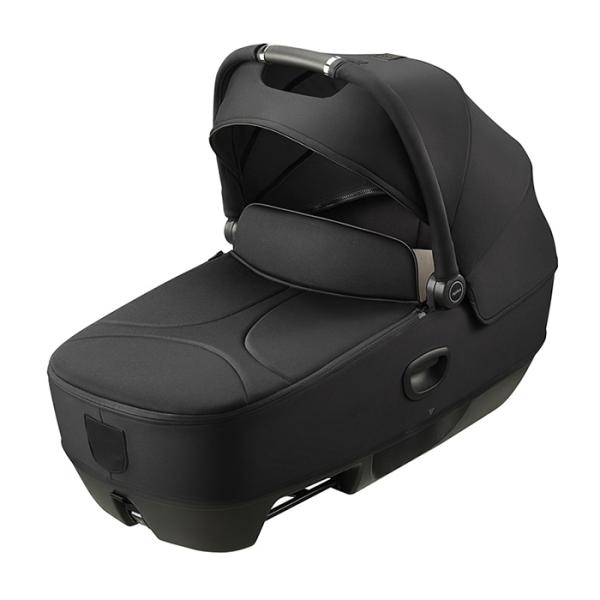 【キャリーコット＆カーベッド】たいせつな赤ちゃんを安全にやさしく運ぶための贅沢な工夫が施されています。〜SAFETY〜側面衝突試験など、さまざまな視点からより高度な安全性が検証されている、最新の安全規則R129※1に適合。※1 UN規則No...